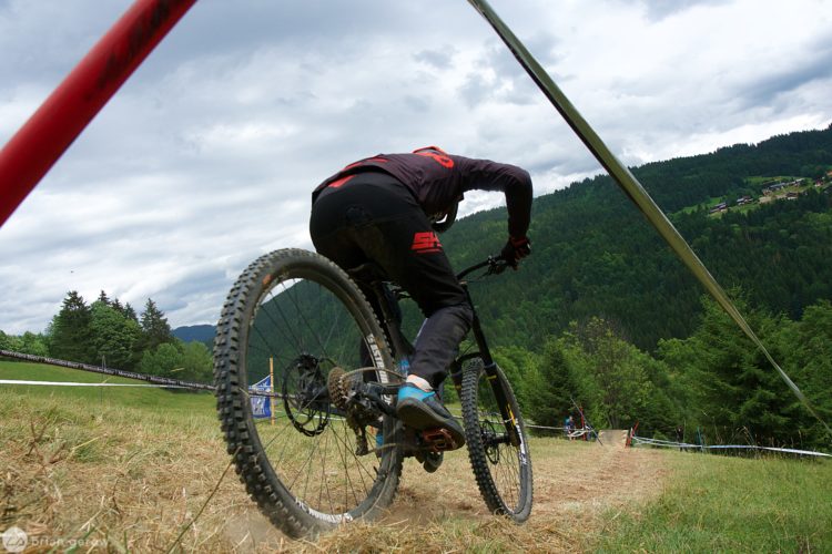 UCI Downhill World Cup in Les Gets: Fast Grass and Road Gaps [Photo ...
