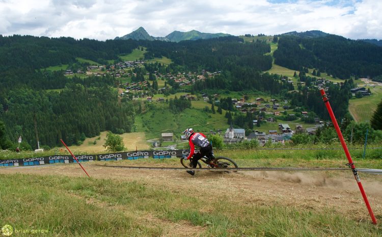UCI Downhill World Cup in Les Gets: Fast Grass and Road Gaps [Photo ...