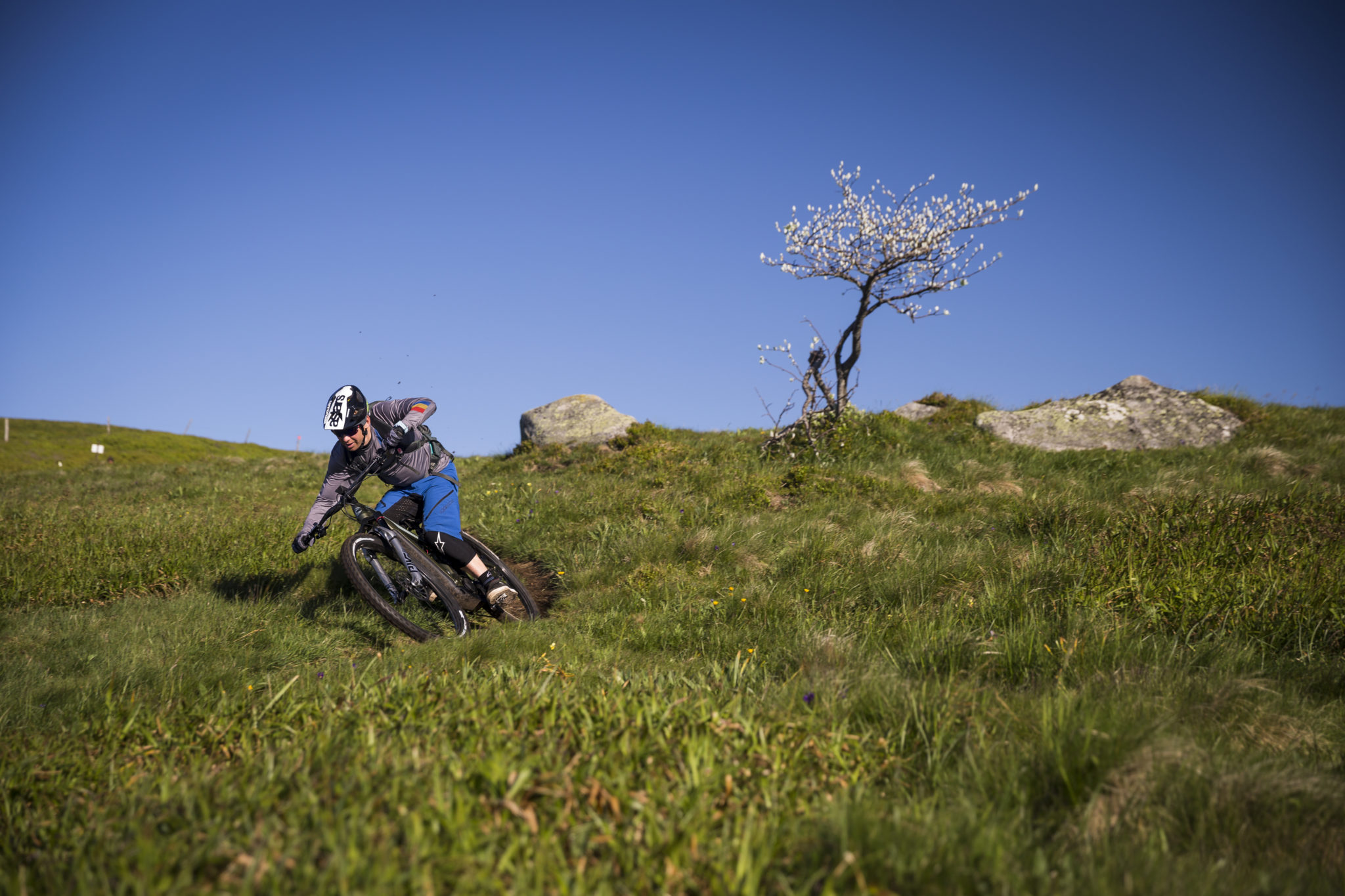 How to Corner on your Mountain Bike: Cornering Tips From 20 World ...