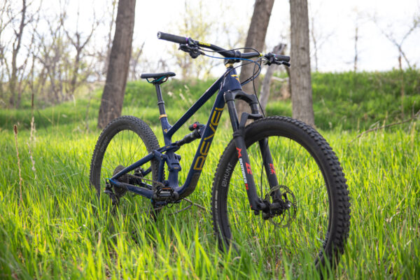 The Marzocchi Bomber Z2 Sets the New Standard for Affordable MTB Forks ...