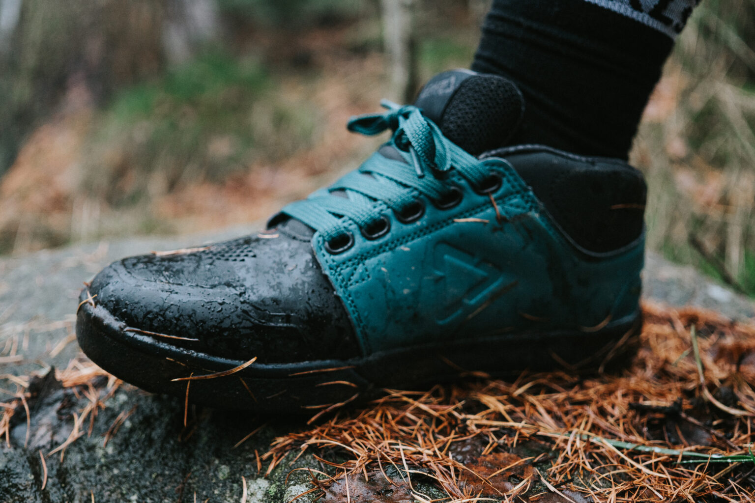 Leatt 3.0 Flat Pedal Shoes Protect Feet and Provide Decent Grip [Review ...