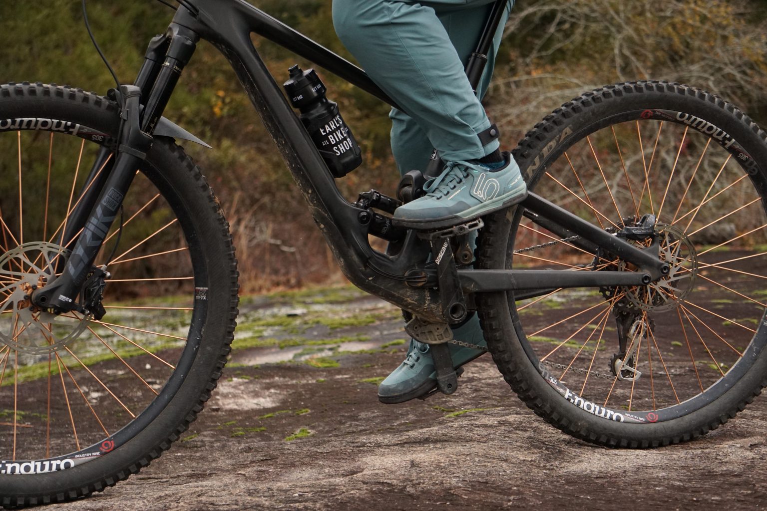 How to Go from Clipless to Flat Pedals for Mountain Biking ...