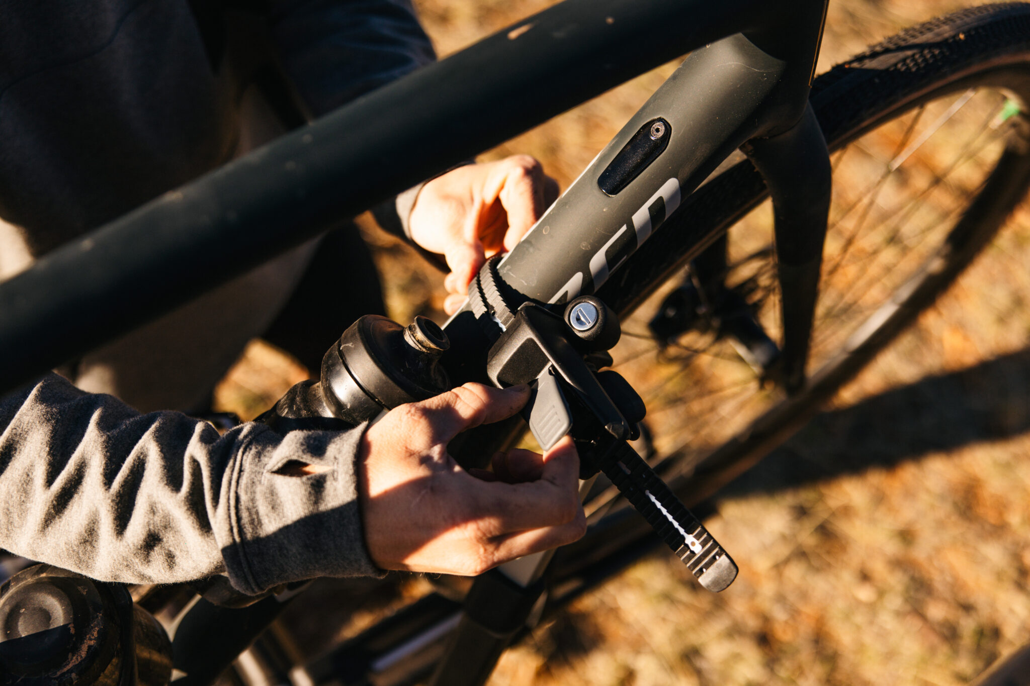 Thule Epos Hitch Bike Rack Makes Taking Heavy Bikes Easier ...