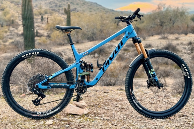 The New Pivot Switchblade V3 Rockets Ahead at a Flick of the Pedals ...