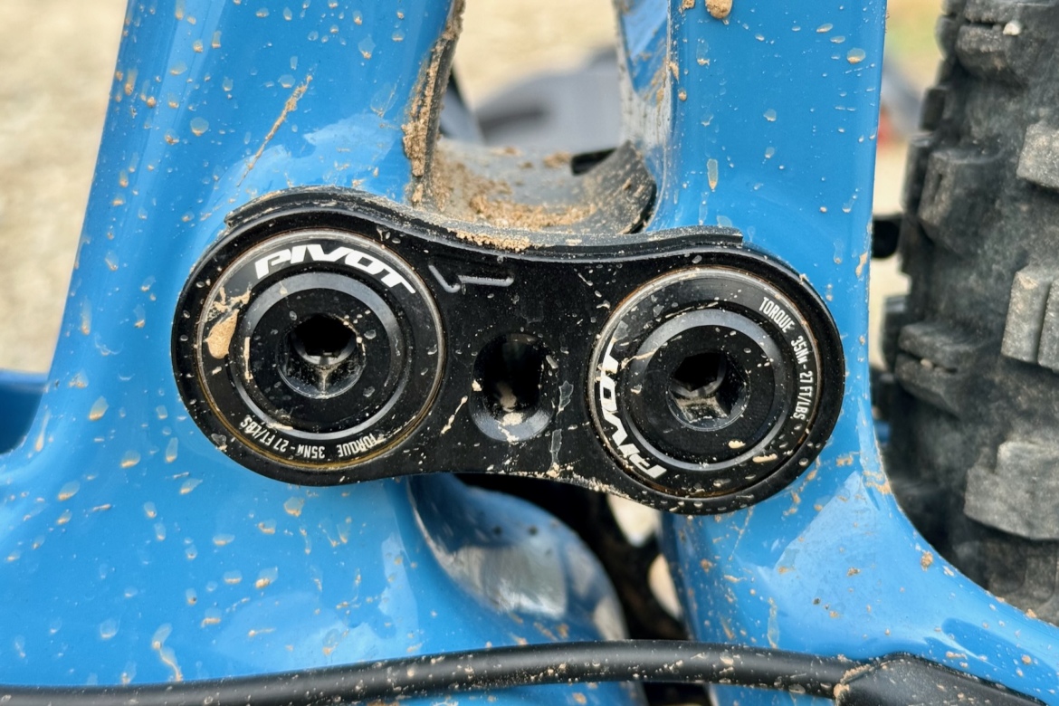 The New Pivot Switchblade V3 Rockets Ahead at a Flick of the Pedals ...