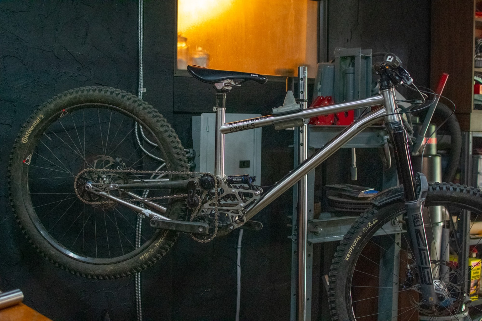 A 25-year-old is building high pivot gearbox enduro bikes in his BC ...