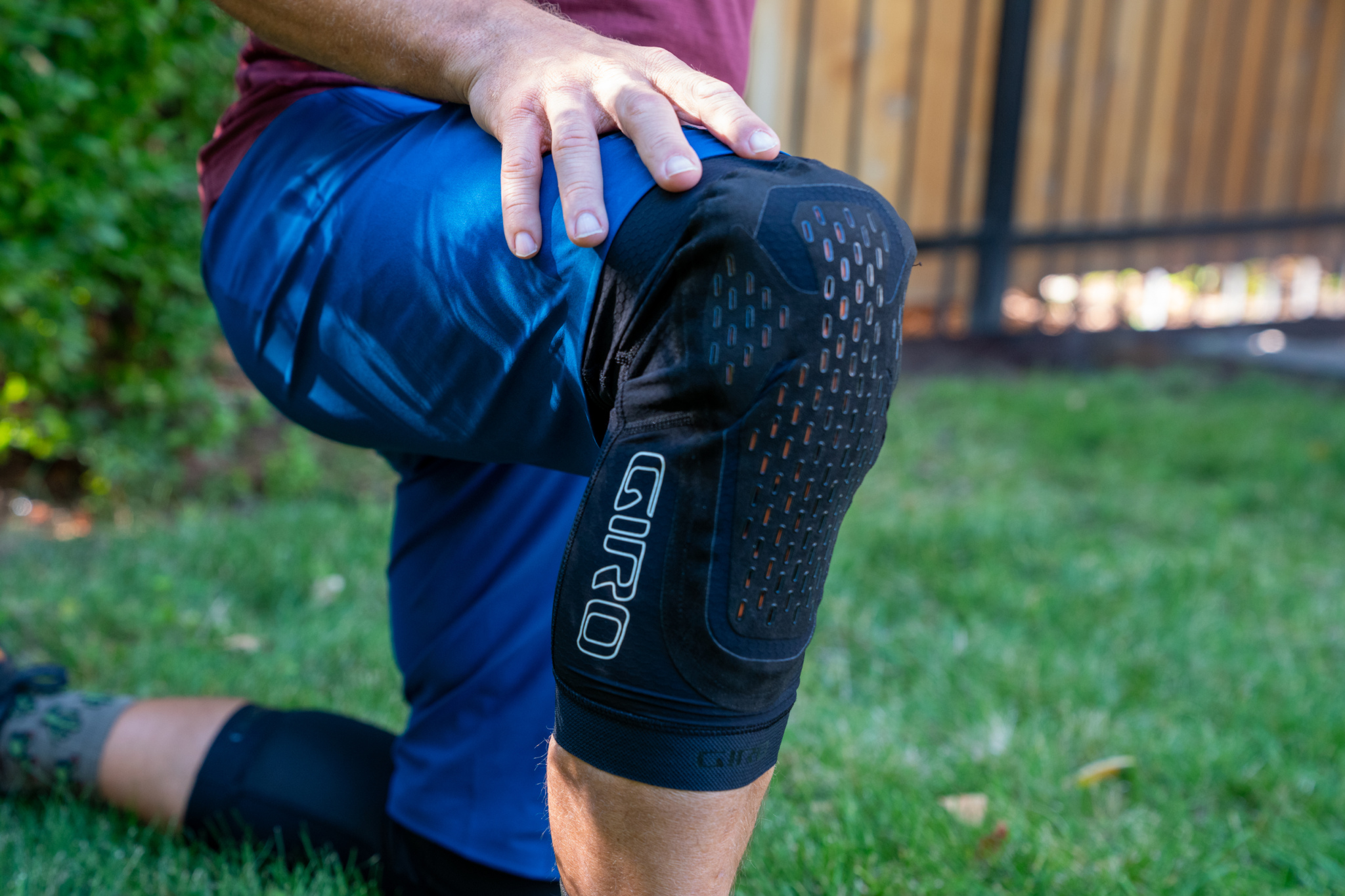 When 'flexible' knee sleeves won't flex: Giro Loam Knee Sleeve review ...