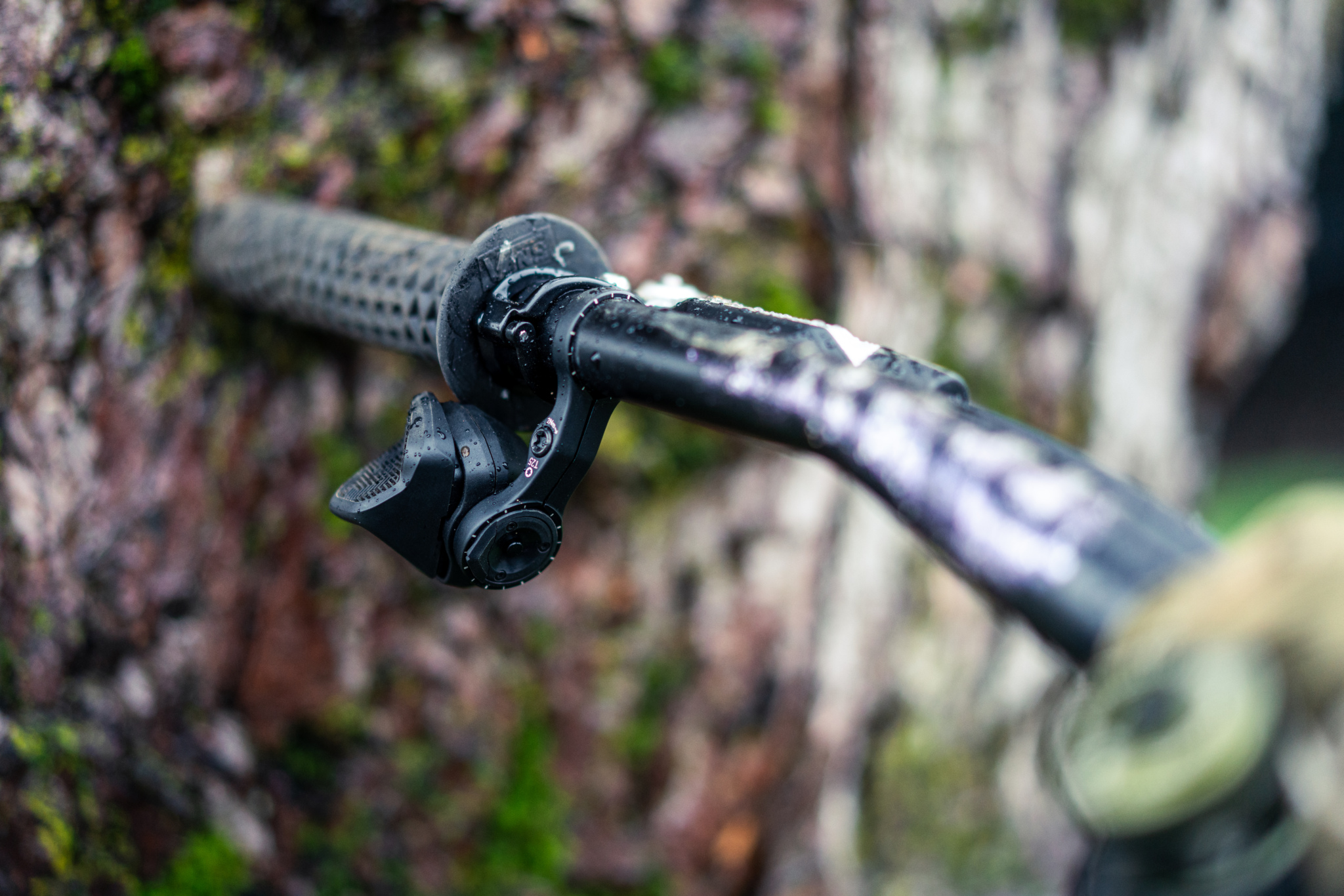 RockShox Reverb AXS wireless electronic dropper post review ...