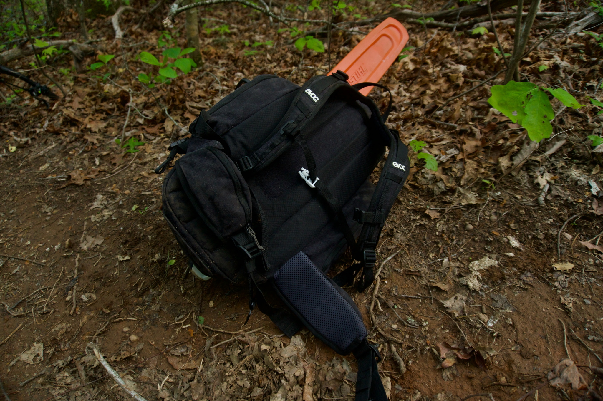 EVOC Trail Builder 35 backpack is designed to carry a chainsaw [Review ...