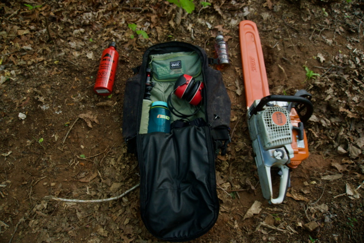 EVOC Trail Builder 35 backpack is designed to carry a chainsaw [Review ...